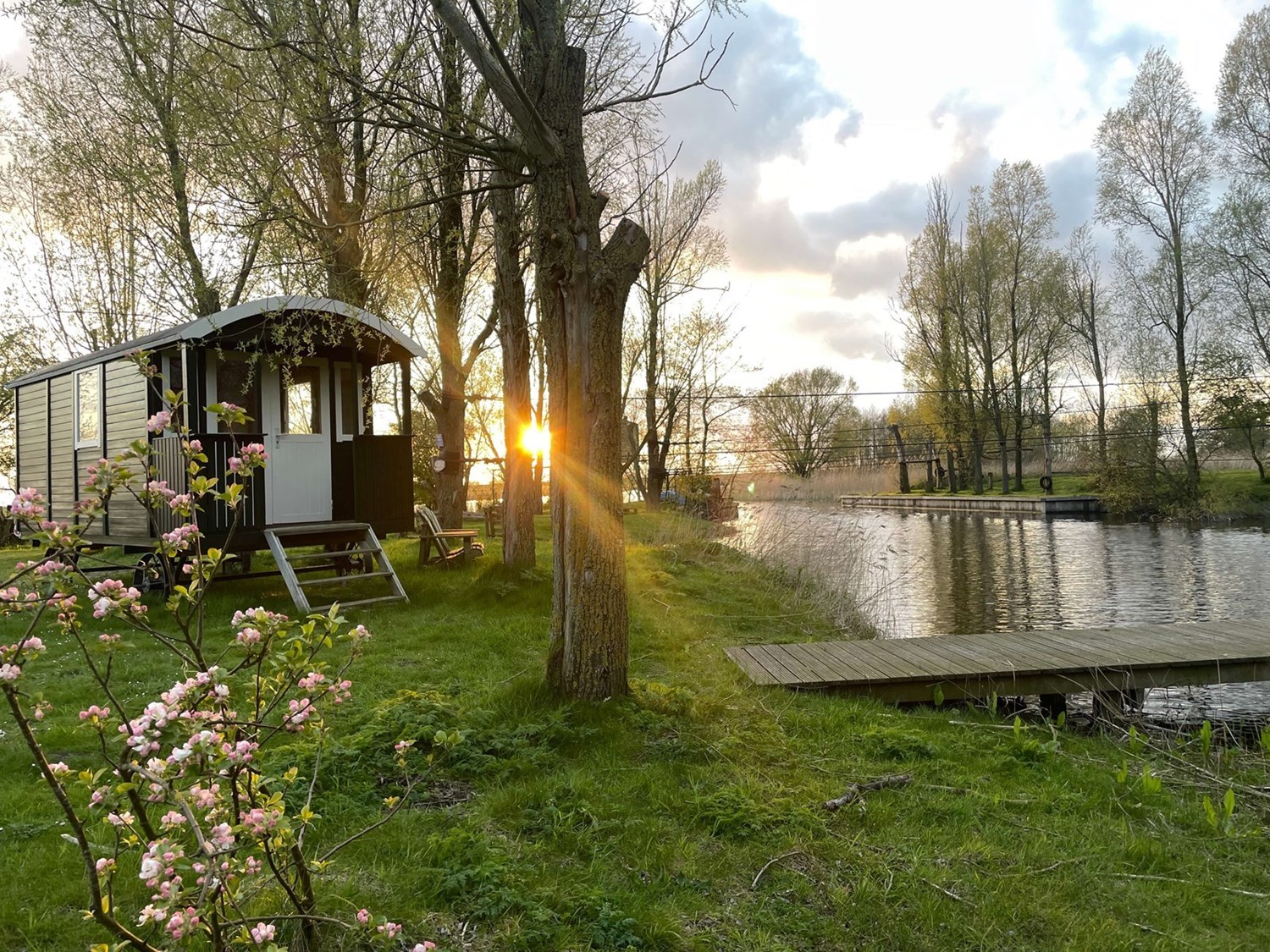 Romantische Pipowagen aan het water bij het Lauwersmeer ...