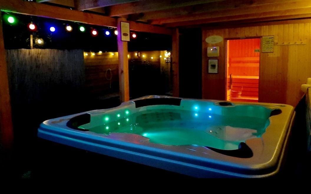 Privé Wellnessbungalow met Finse sauna, infraroodsauna en jacuzzi ...