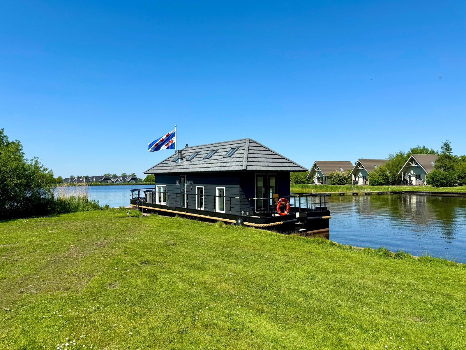 Varende vakantiehuisjes | Unieke vaarcruises in Nederland ...